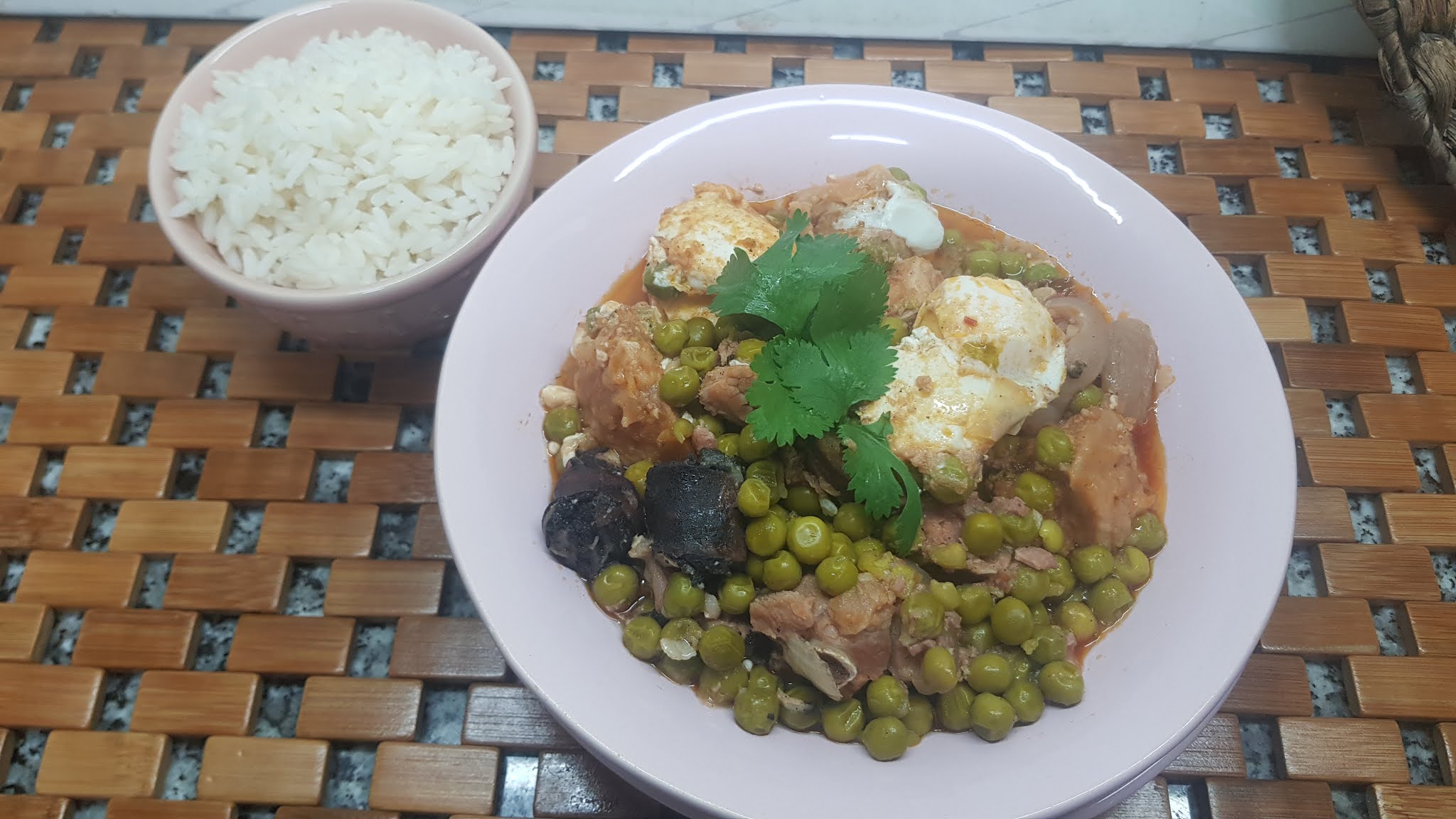 Ervilhas com ovos escalfados e entrecosto | Graça - Truques & Dicas