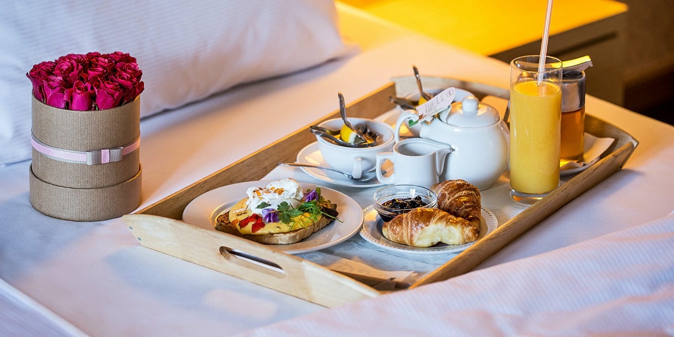 Tugas pokok room service, Prosedur Pelayanan Dalam Room Service dan ...