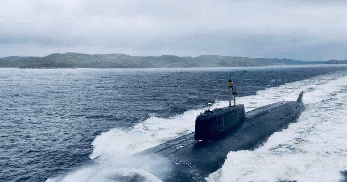 Análisis Militares: Fenomenal foto de un submarino 949A