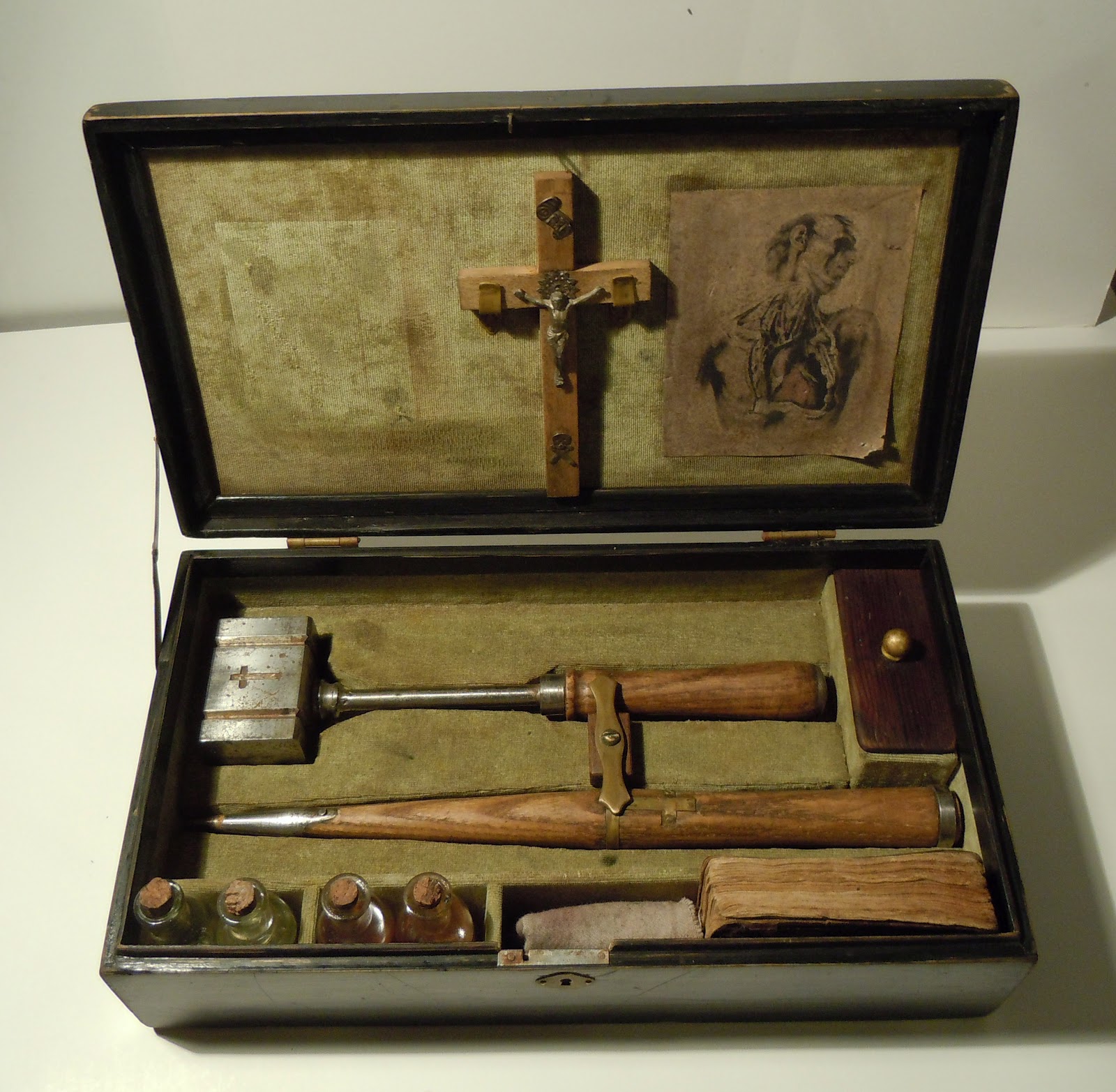 Curiomira: Vampire killing kit.
