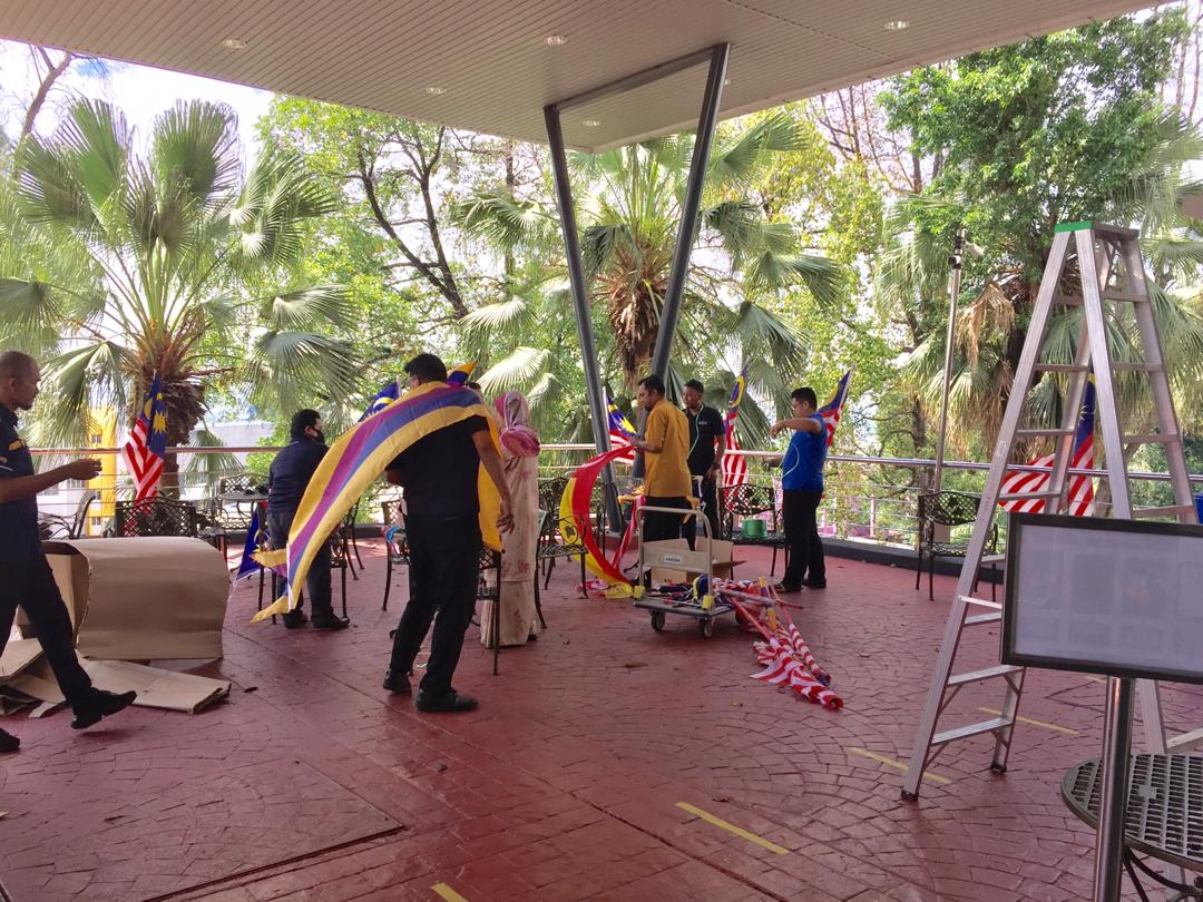 Pemasangan Bendera Sempena Bulan Kemerdekaan - Perpustakaan UiTM