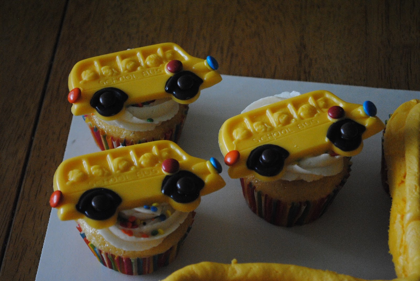 Juli Jacklin's Cupcakes: School Bus Cupcakes and School Bus Pull Apart ...
