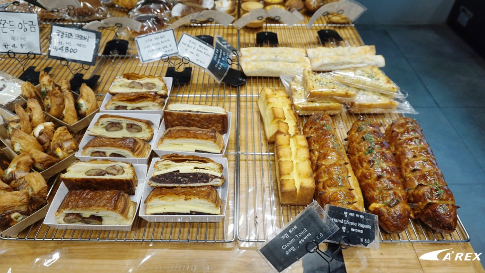 AREX: [Bread Pilgrimage in Yeonnam-dong] Butter Bakery and Along Bread & Cafe