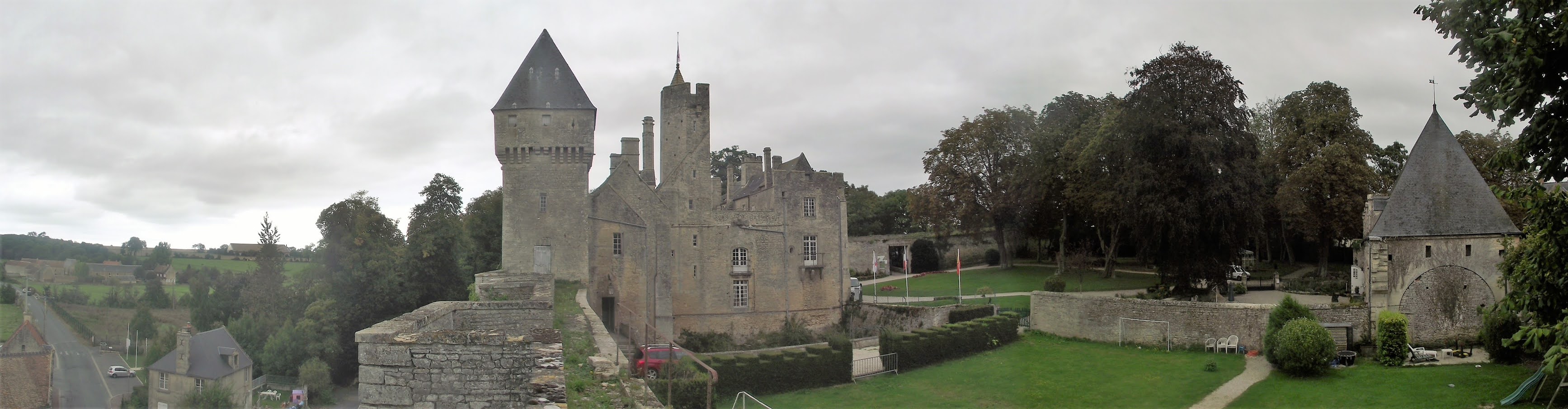 Creully sur Seulles - Panoramiques sur les remparts du château de Creully.