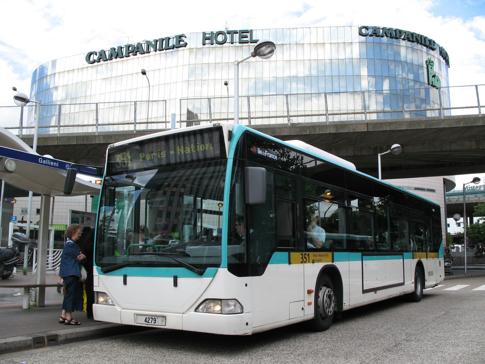 Les lignes de bus RATP 69 (ex-Les Lilas), 325 (ex-Vitry-sur-Seine) et ...