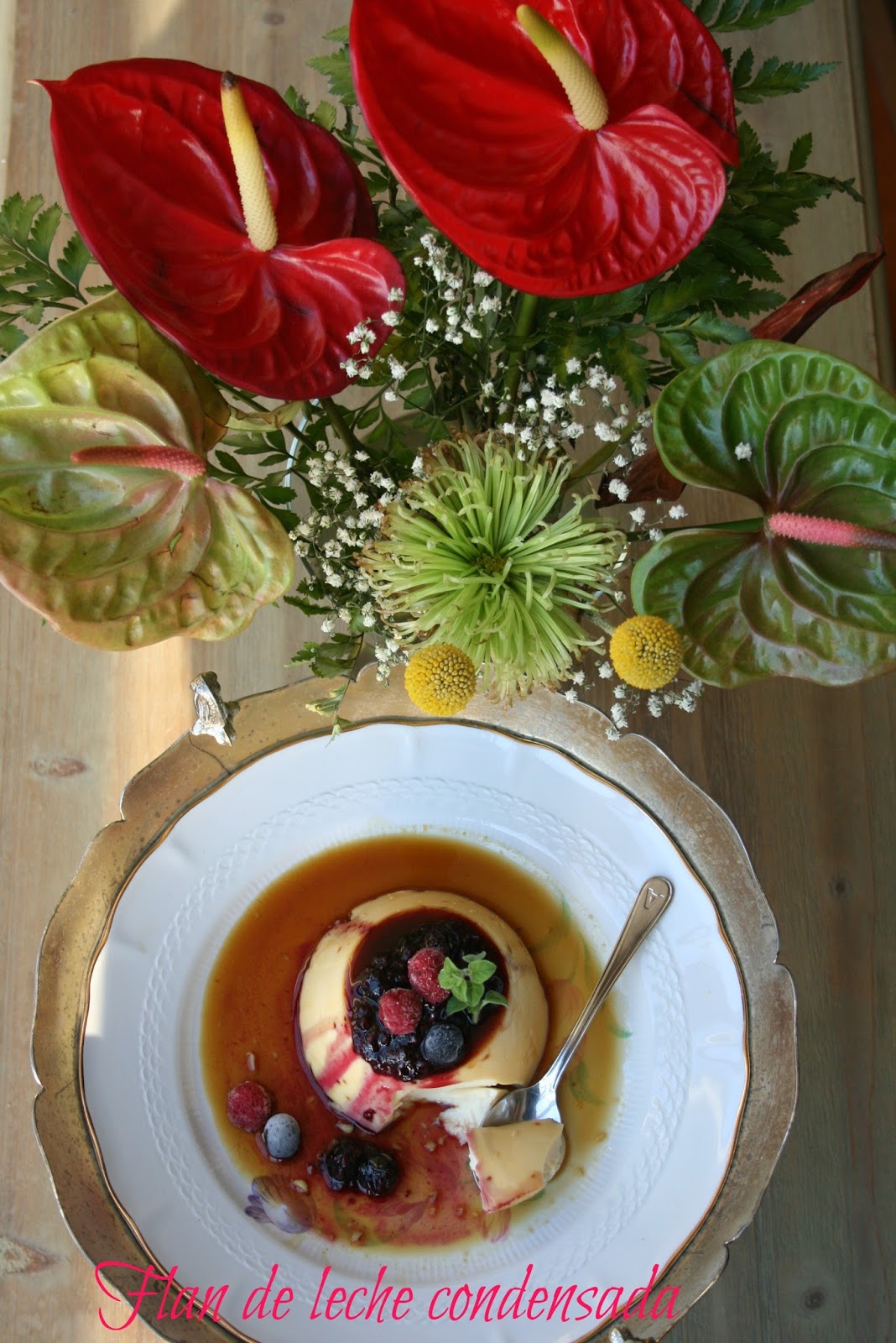 FLAN DE LECHE CONDENSADA CON SALSA DE FRUTOS ROJOS | El Ágora de Ángeles
