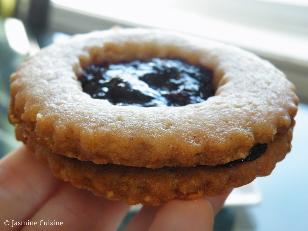 Biscuits sablés aux amandes grillées et à la confiture de bleuets ...
