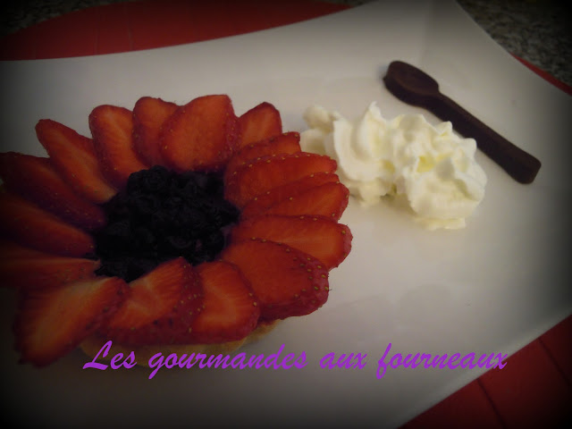 Les gourmandes aux fourneaux: Tartelette aux fruits rouges sur lit de ...
