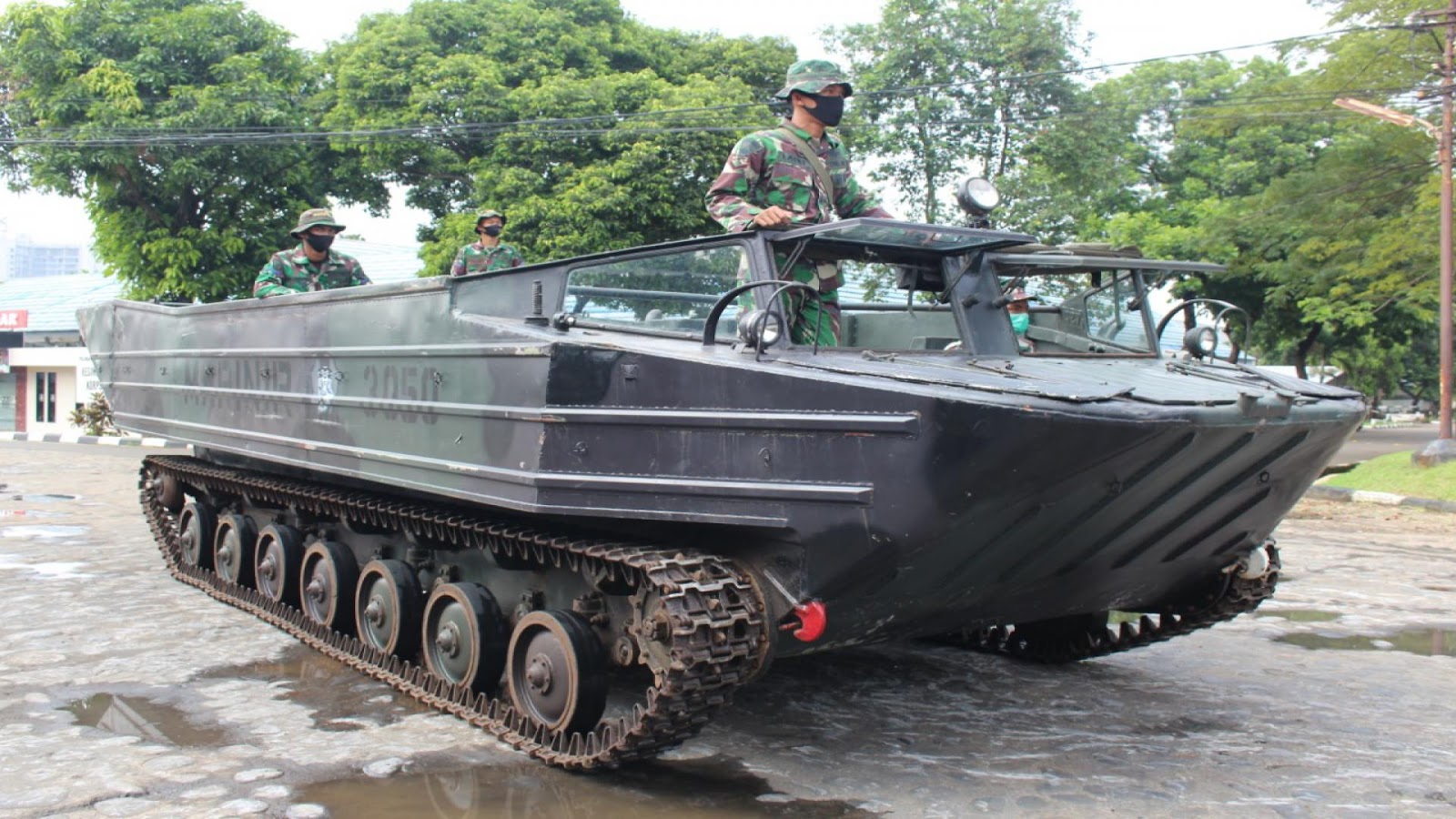 DEFENSE STUDIES: Prajurit Yon KAPA-1 MAR Asah Kemampuan Mengemudi Ranpur