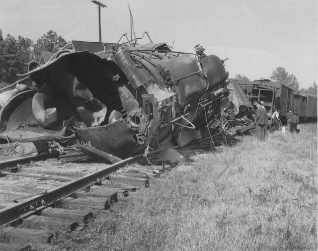 24 Bizarre Vintage Photos of Steam Engines After a Boiler Explosion ...