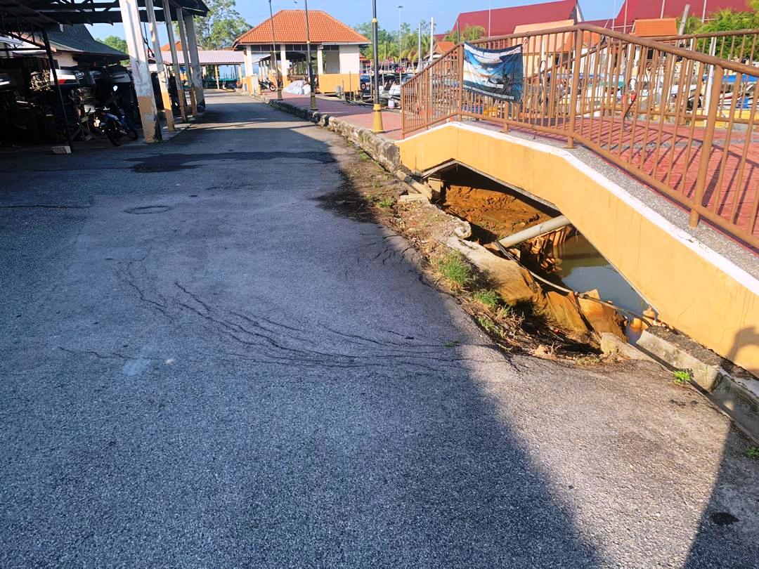 Kerja-kerja membaiki mendapan di laluan hadapan gerai akibat hakisan ...