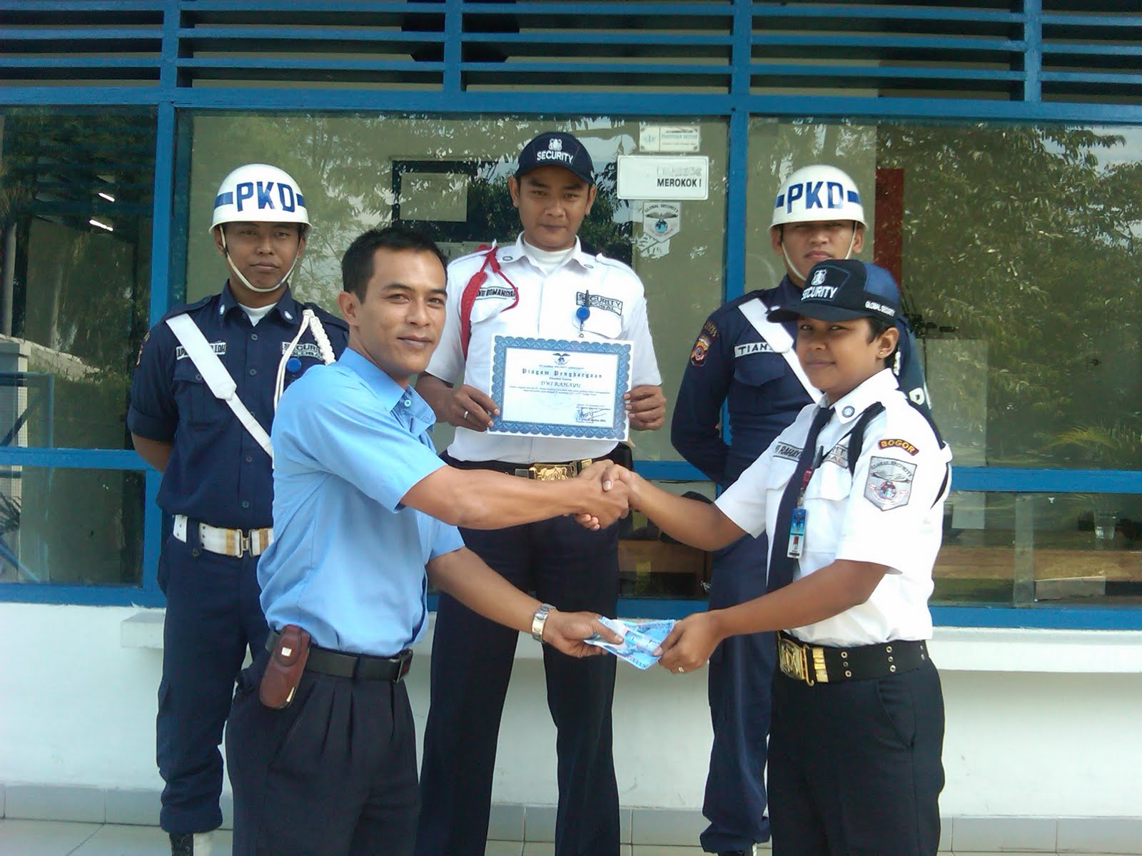 dress model of the present: SECURITY WANITA SITE PRADJA PHARIN (PRAFA ...