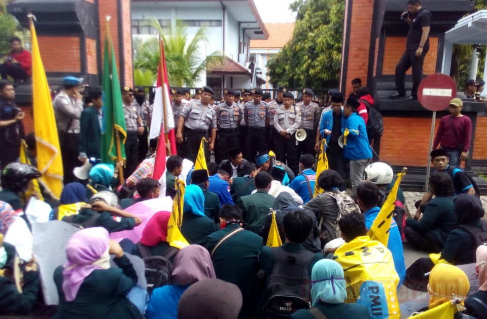 Demo PMII Nganjuk di DPRD : Turunkan Harga, Penjarakan Koruptor ...