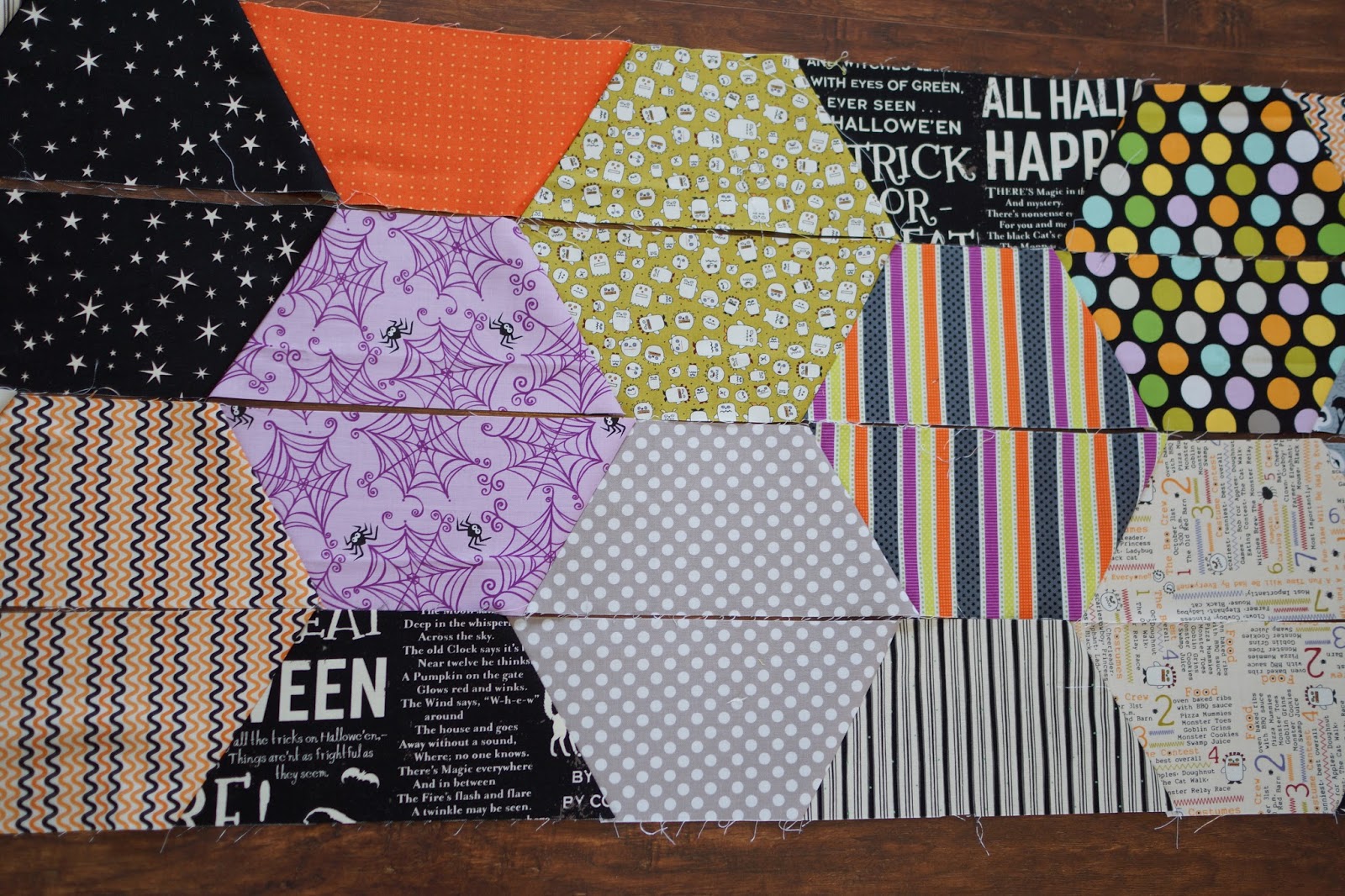 Lo, Ray, & Me: Haunting Hexie Halloween Quilt