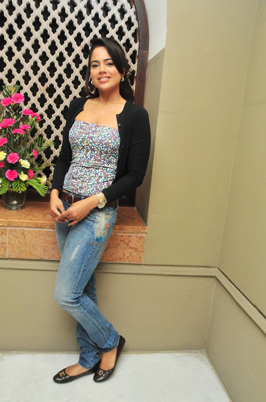 Sameera Reddy New Photo Stills