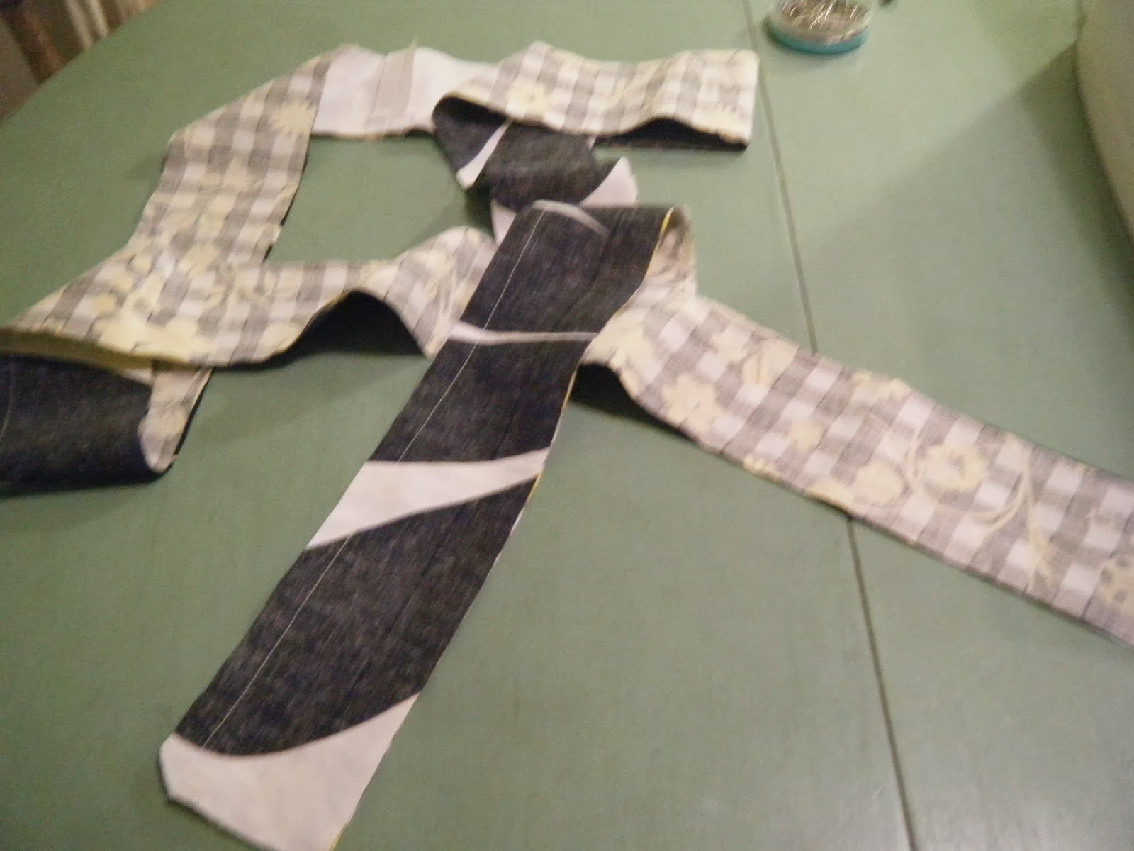 Home Sewn, Home Made, Home Grown: Frilly pinny...go retro!