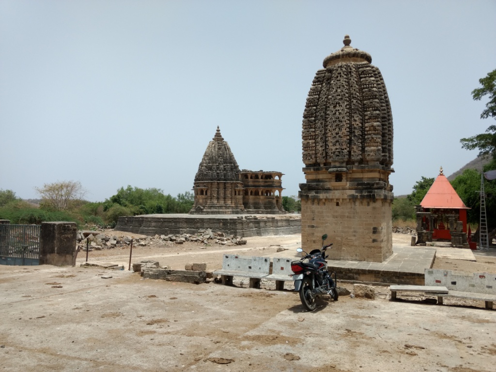 Hindu Temples of India: Navlakha Temple, Ghumli, Gujarat