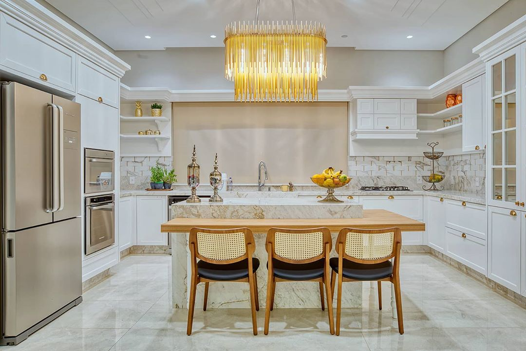 Cozinha branca e dourada com ilha e estilo clássico! - Decor Salteado Cozinha branca e dourada com ilha e estilo clássico! - Decor Salteado