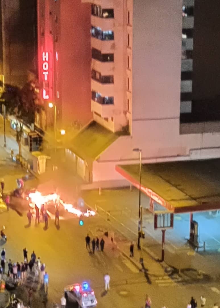 Vehículo se incendió en Parque Central saliendo de la bomba con ...
