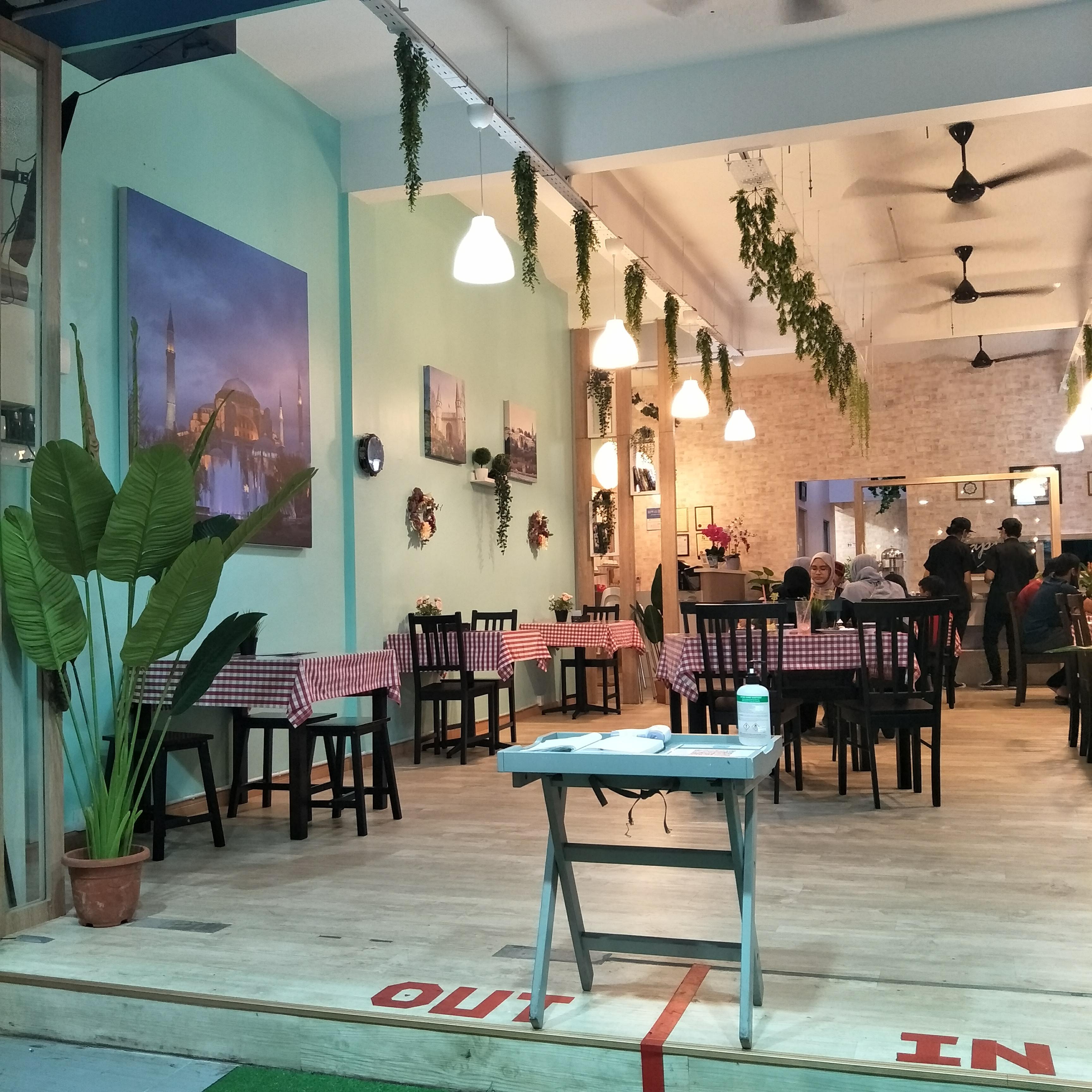 MAKAN DI TOPKAPI CAFE