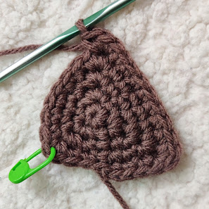 Raji's Craft Hobby: How To Make a Single Crochet Solid Triangle