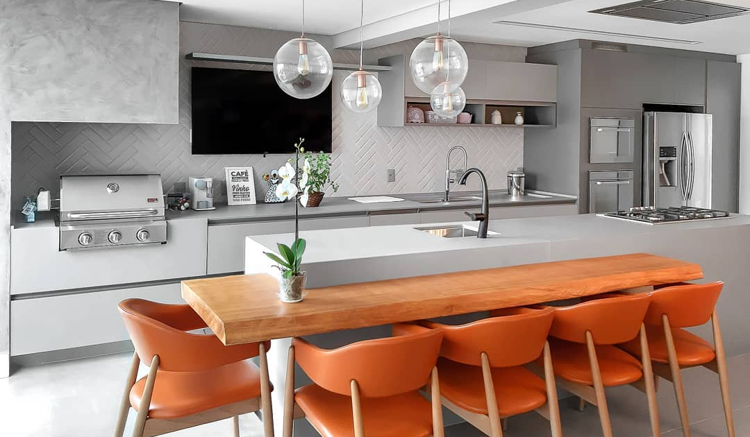 Espaço gourmet contemporâneo cinza com ilha acoplada a mesa de madeira ... Espaço gourmet contemporâneo cinza com ilha acoplada a mesa de madeira ...