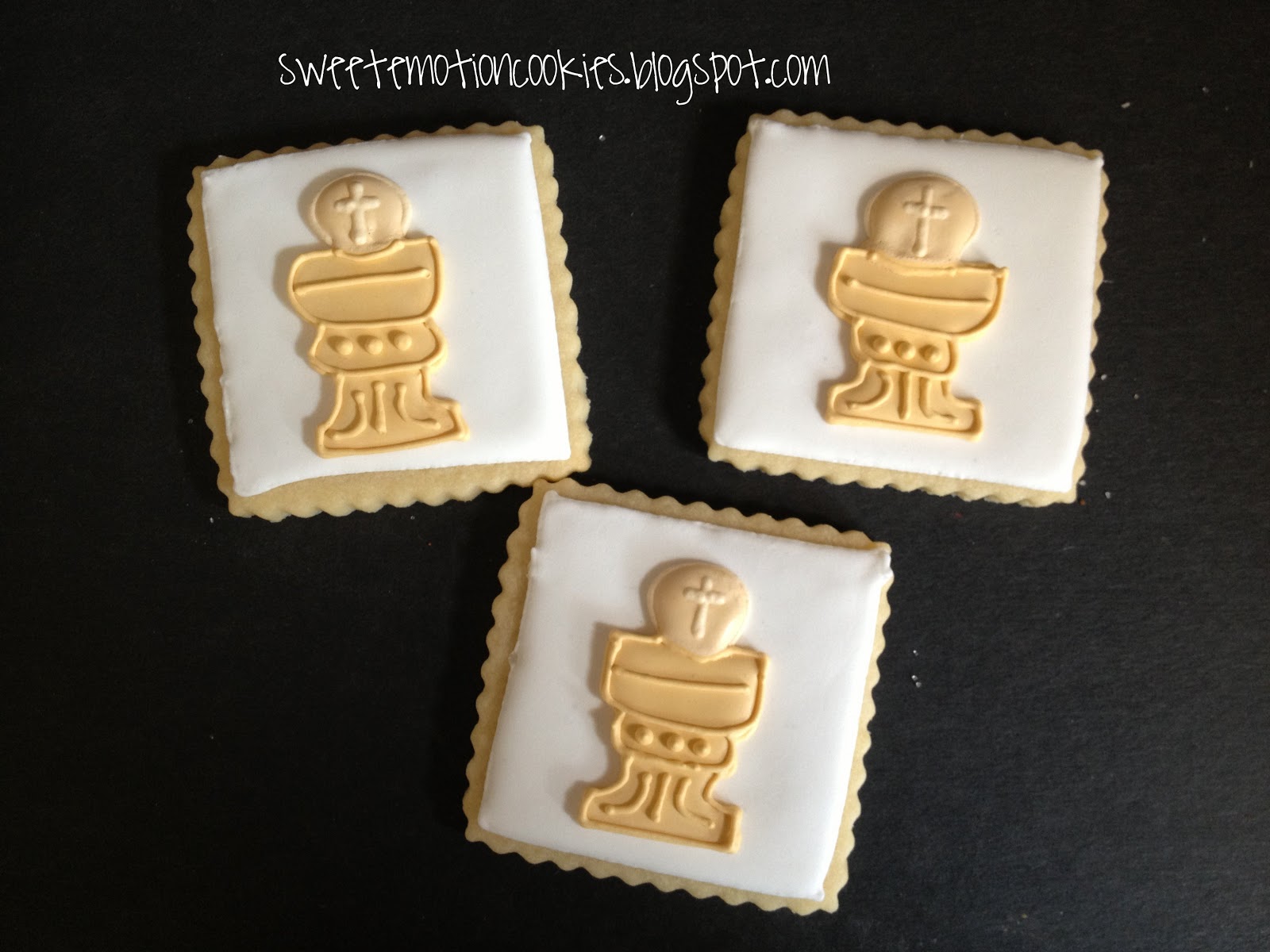 Sweet Emotion: First Communion Cookies {Rosary, Eucharist, Cross Cookies}