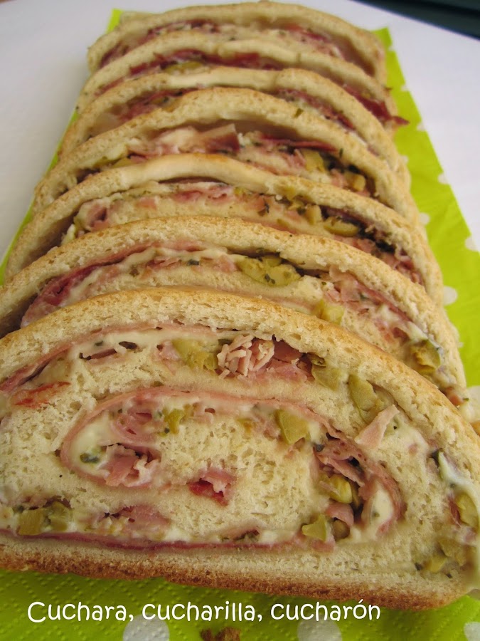 Pan relleno de jamón serrano, york, queso y aceitunas | Cocina