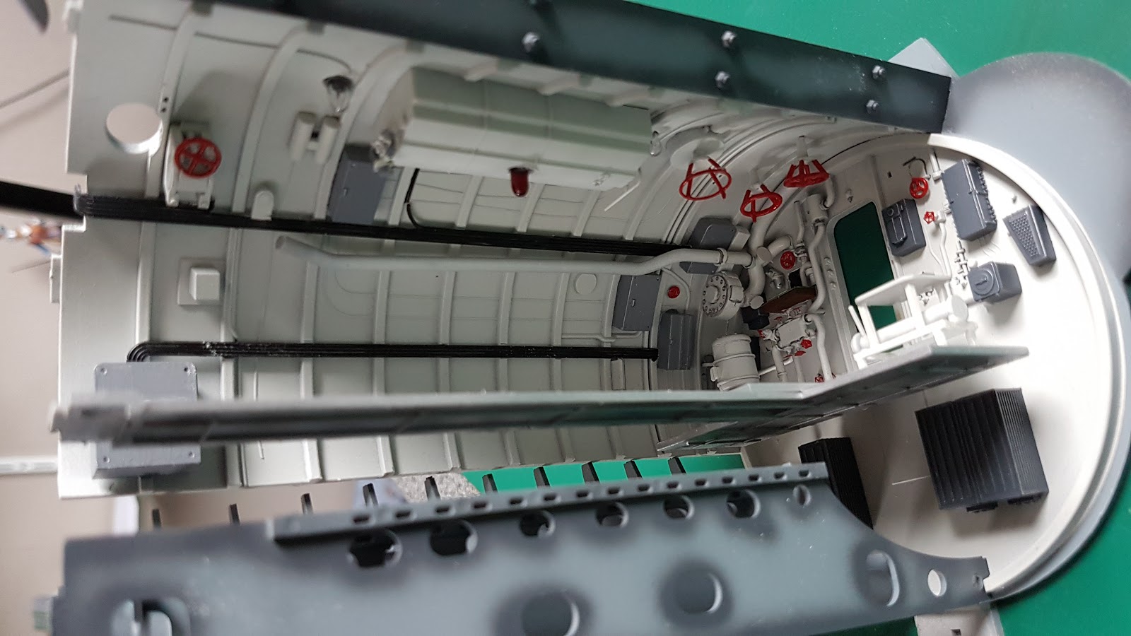 Model van een Duitse Type VIIC U-Boot in schaal 1:48: Diesel engineroom