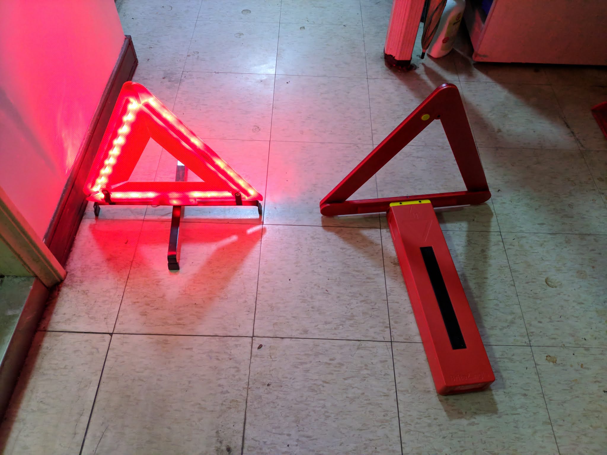 [分享] 典雅又十分專業的 The BriteAngle LED warning triangle of Uk 來自英國的發光故障標誌