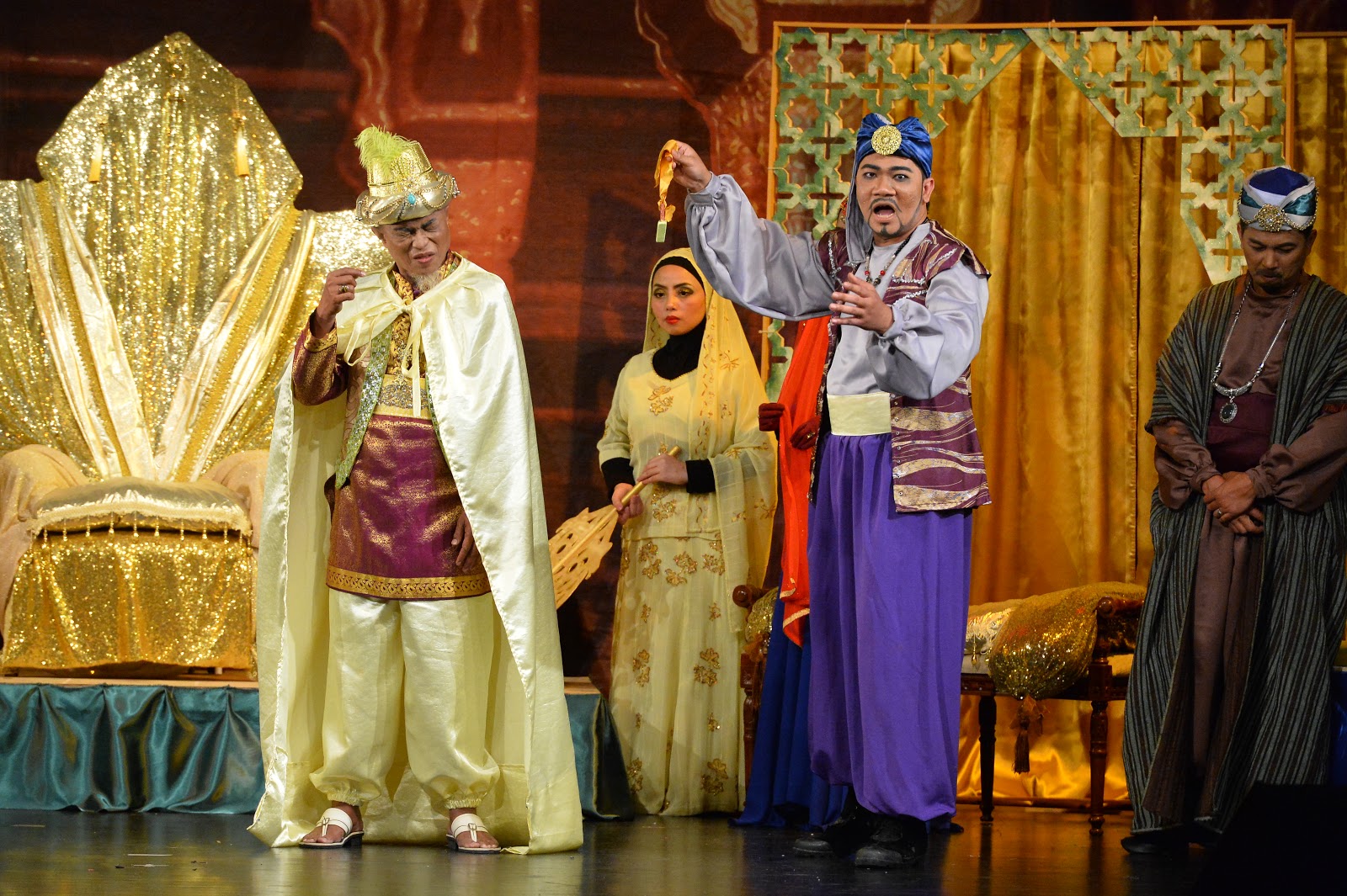 PEMENTASAN CEMERLANG : TEATER BANGSAWAN ABU HASSAN PENCURI