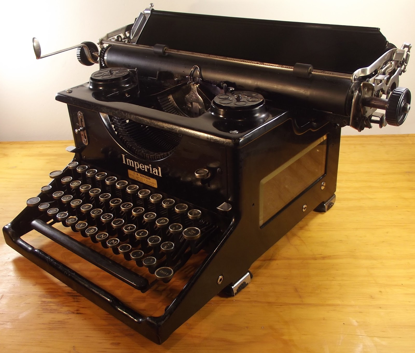 oz.Typewriter: The Eccentric Brain Behind Imperial Typewriters
