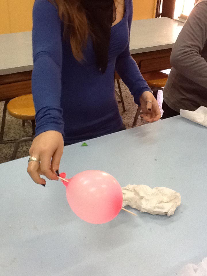 El Club de Ciencias: Pinchamos un Globo sin que Explote.