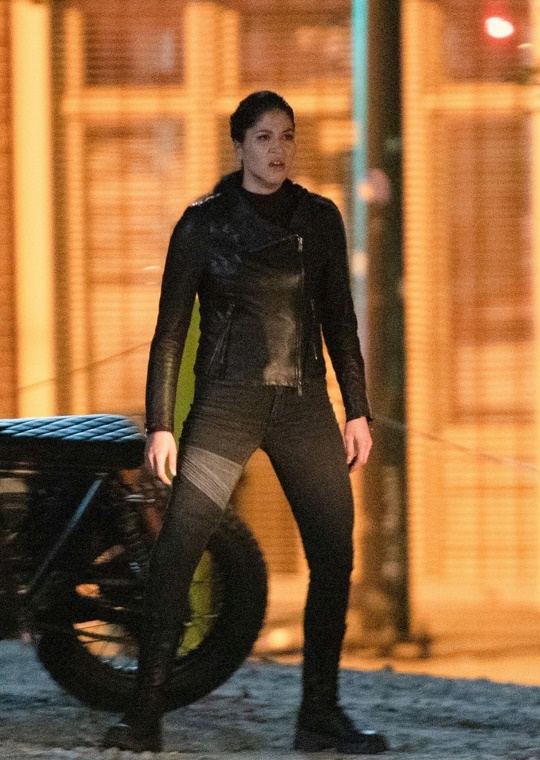 Alaqua Cox surge como Eco nas filmagens externas de Gavião Arqueiro ...