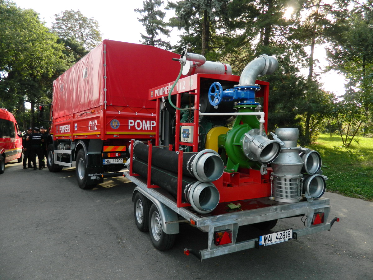 LA MULTI ANI, ROMANIA!: Masini de pompieri in Parcul Carol