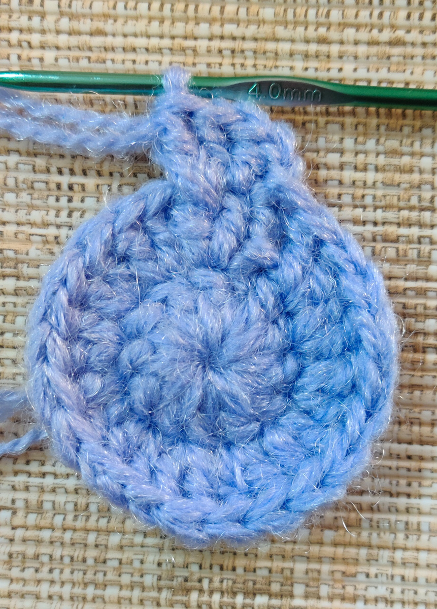 Raji's Craft Hobby: Flower Motif Edged Crochet Table Mat