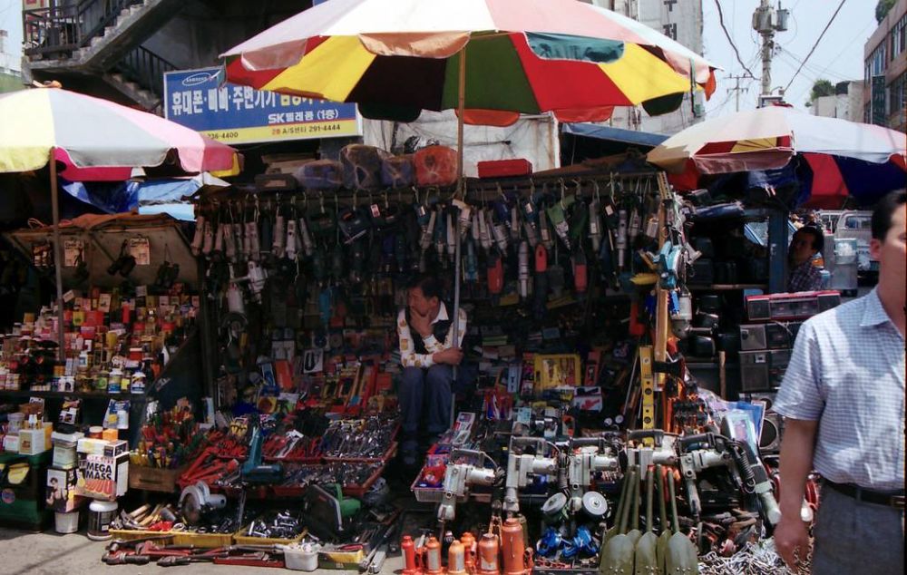 50 Candid Photographs That Capture Street Scenes of South Korea From ...