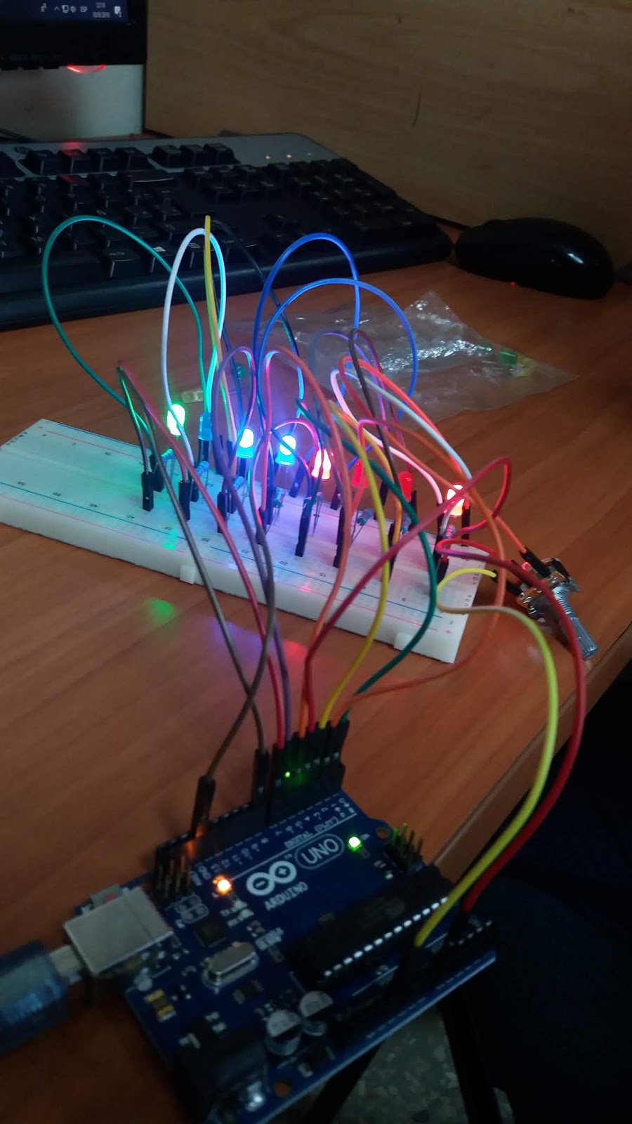 PRÁCTICA #4: CIRCUITO CON ARDUINO + LEDS - PRENDIDO EN SECUENCIA ...