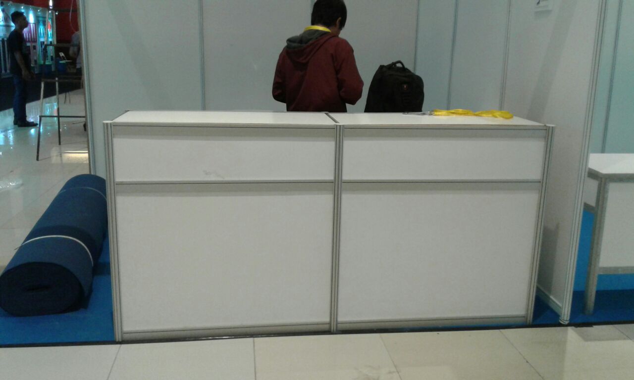 PEMASANGAN MEJA DISPLAY R8 DI JIEXPO JAKARTA - Jual dan Sewa partisi ...