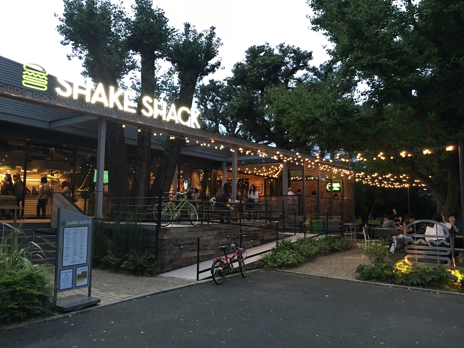 Shake Shack - Gaienmai, Tokyo - Travel is my favorite Sport