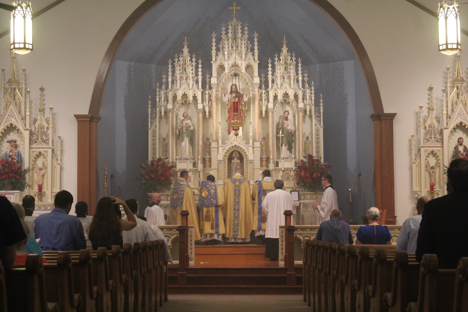 New Liturgical Movement: Photos of a New Priest’s First Mass