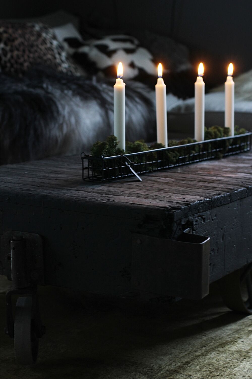 svart, vitt & rött: Adventfeeling med lite mossa