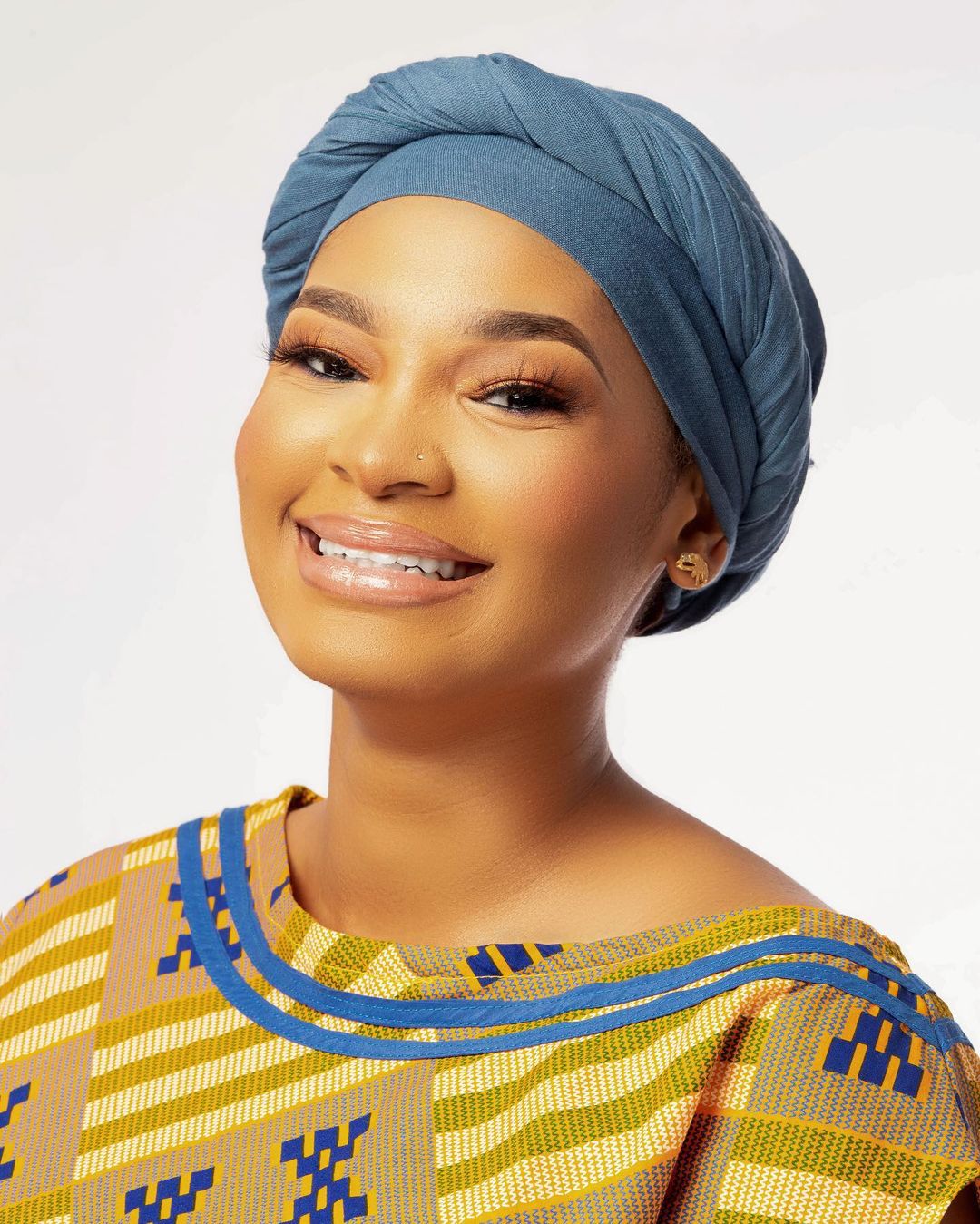 Photo of Anthony Woode kissing Habiba Sinare