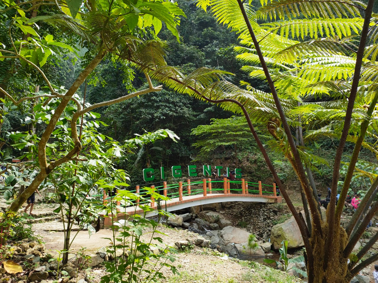ANDIYANI ACHMAD: Pesona Curug Cigentis di Kabupaten Karawang