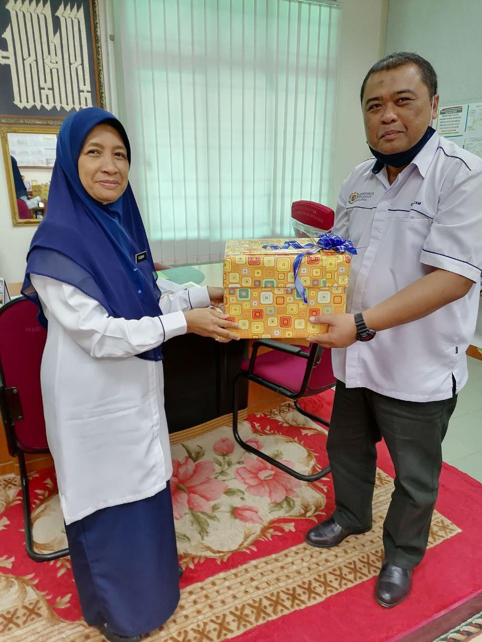Tahniah di atas kenaikan pangkat sebagai Pengetua SM Sains Johor