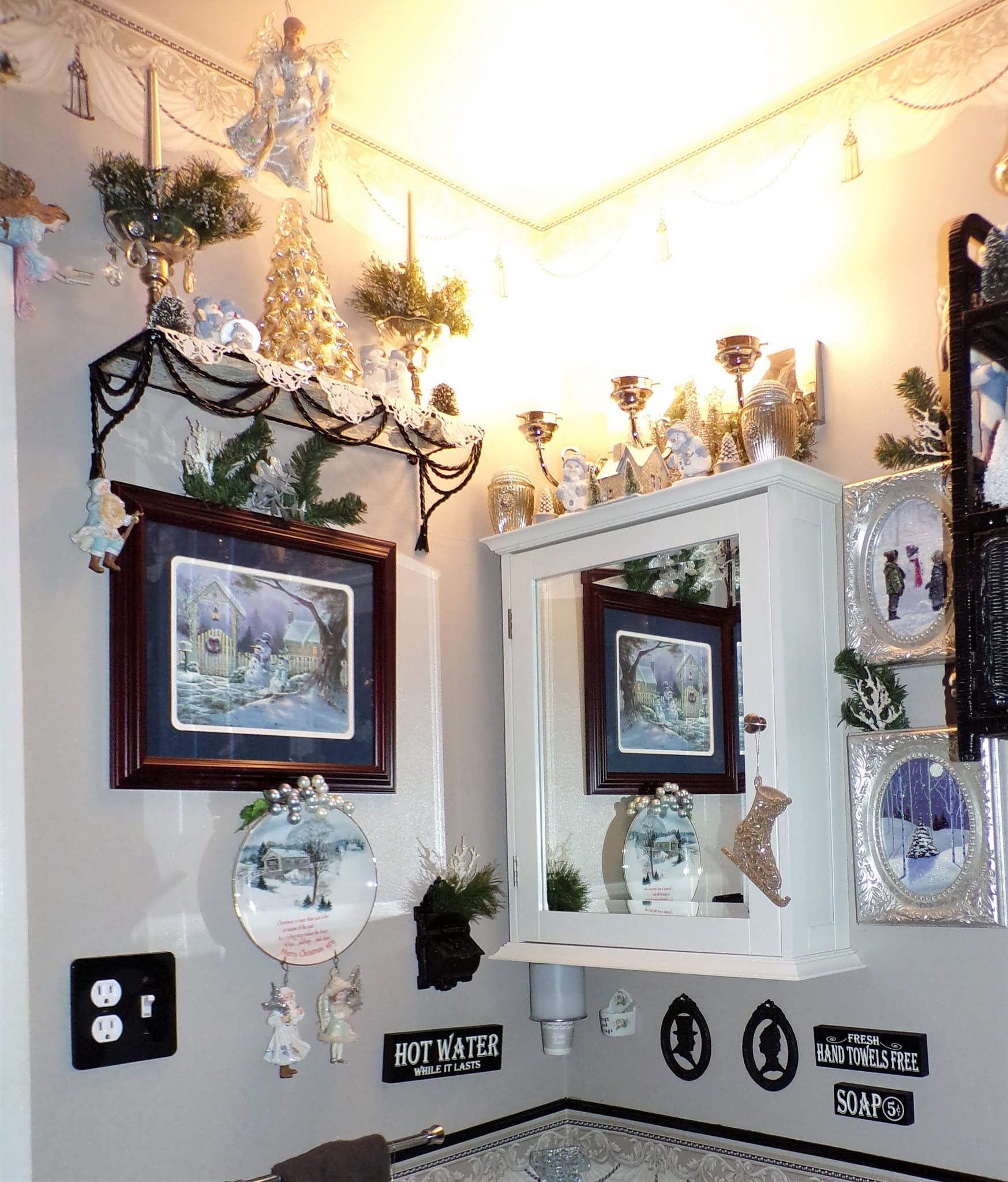 A DEBBIE-DABBLE CHRISTMAS: A Blue, Blue Christmas Powder Room