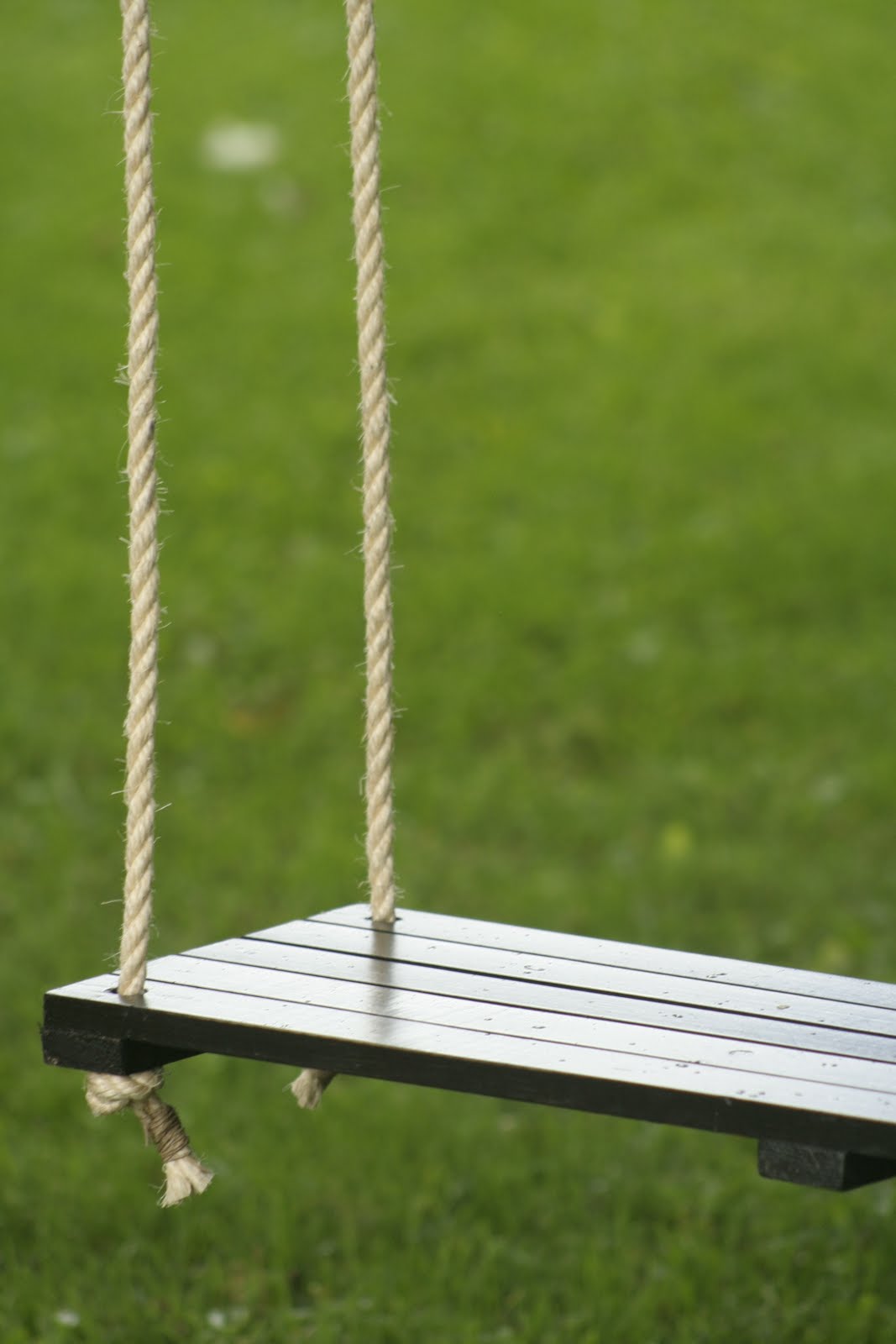 att gunga: Kyrkoparkens svarta gunga