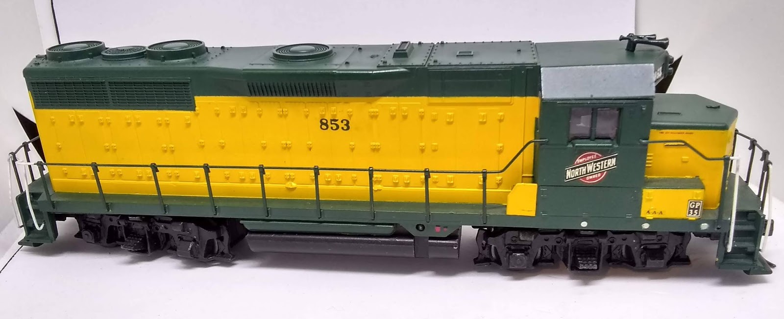 Athearn CNW GP35 #853