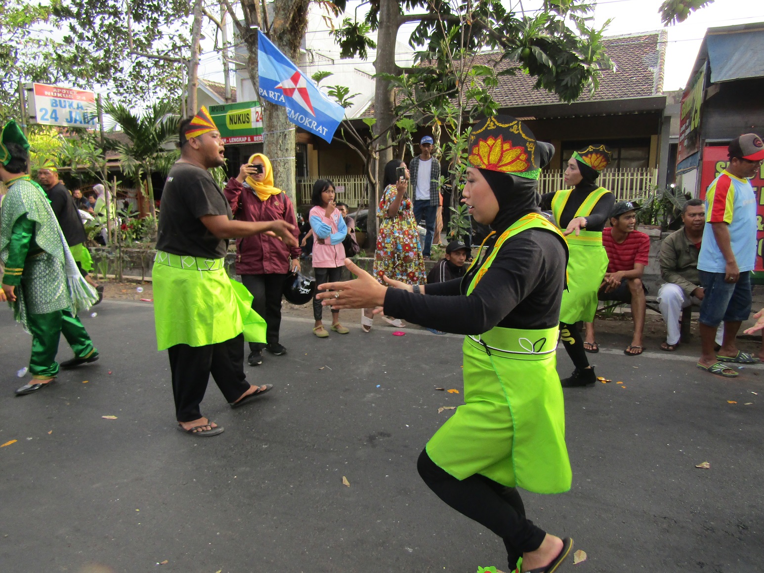 5 Kostum dan Atraksi Karnaval Kampung yang Bikin Kangen