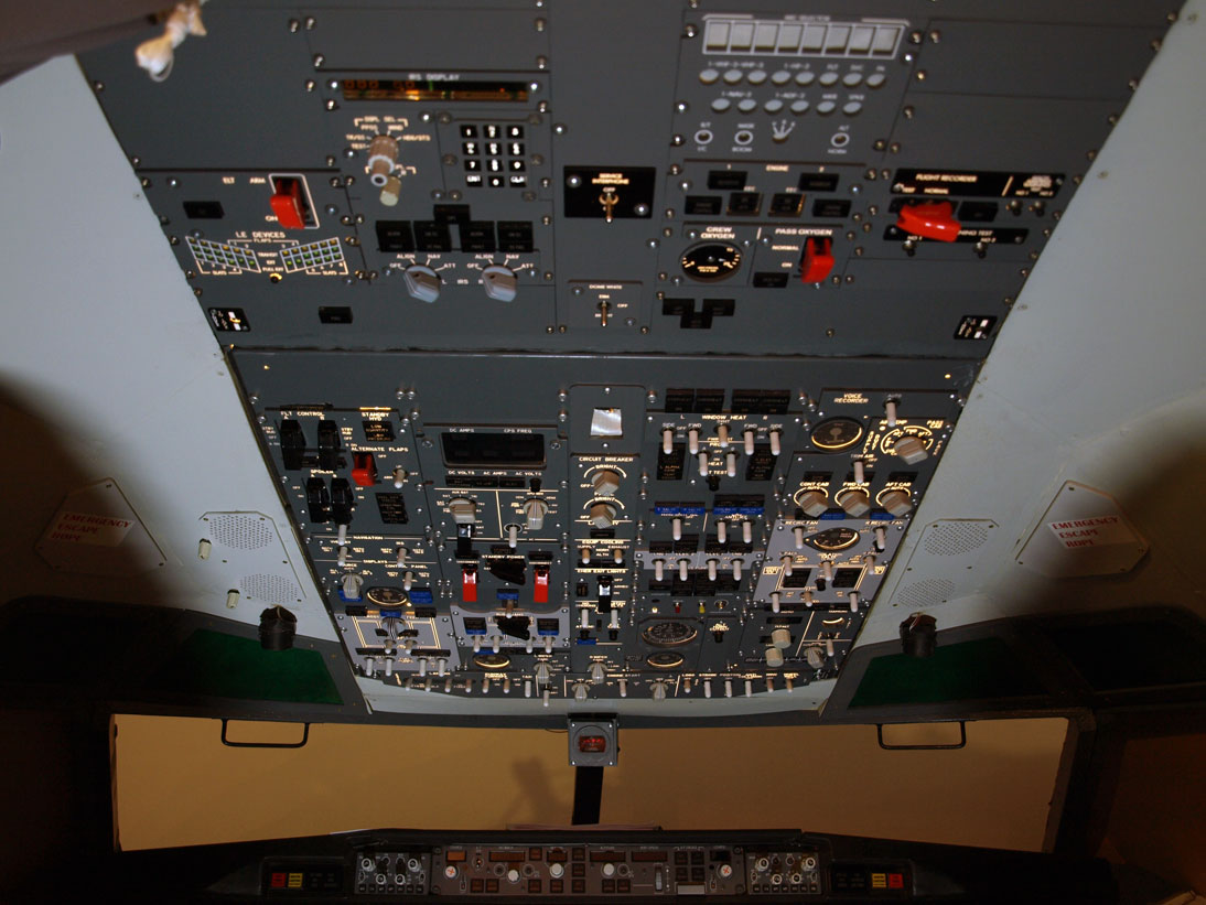 Boeing 737 Homecockpit: Pedestal und Overhead